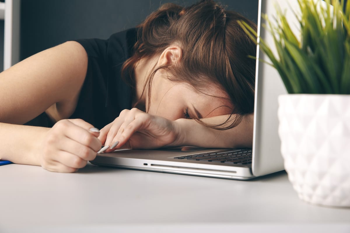 Qué es el cansancio mental: los signos de alerta que debes atender